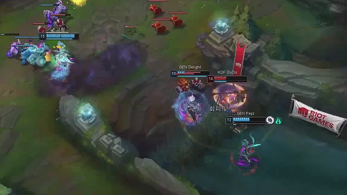 '끈질겨...' 한타 상황에서 환상적인 모습을 보여주는 DuDu - 네이버 TV