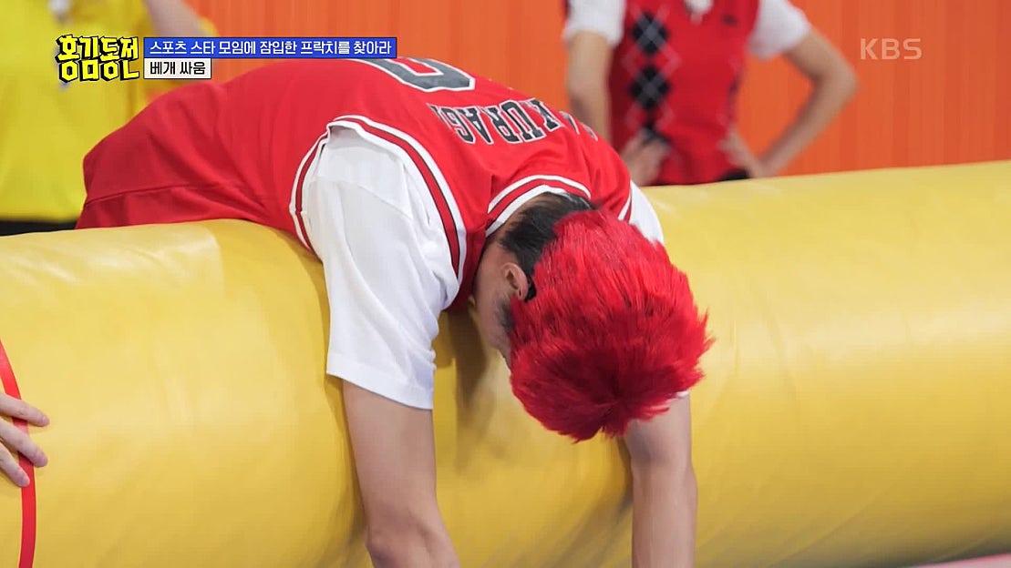 친한 거 맞아..? 통돌이 베게 싸움 1라운드! 진우 VS 우재··🔥 ‘YG 집안싸움’ | KBS 230817 방송 - 네이버 TV