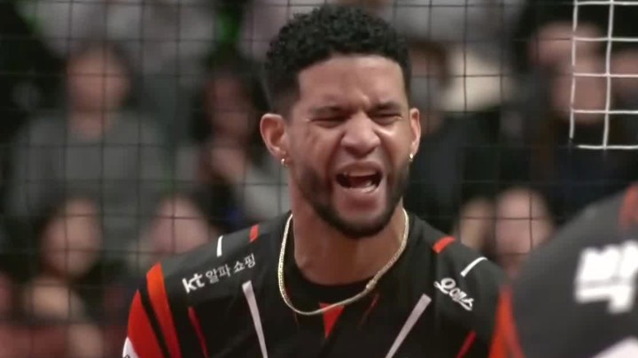 뒤집는다 상대의 범실을 틈타 앞서가는 Ok금융그룹 배구 동영상 라이브스코어 라이브맨 실시간 라이브스코어 토토사이트