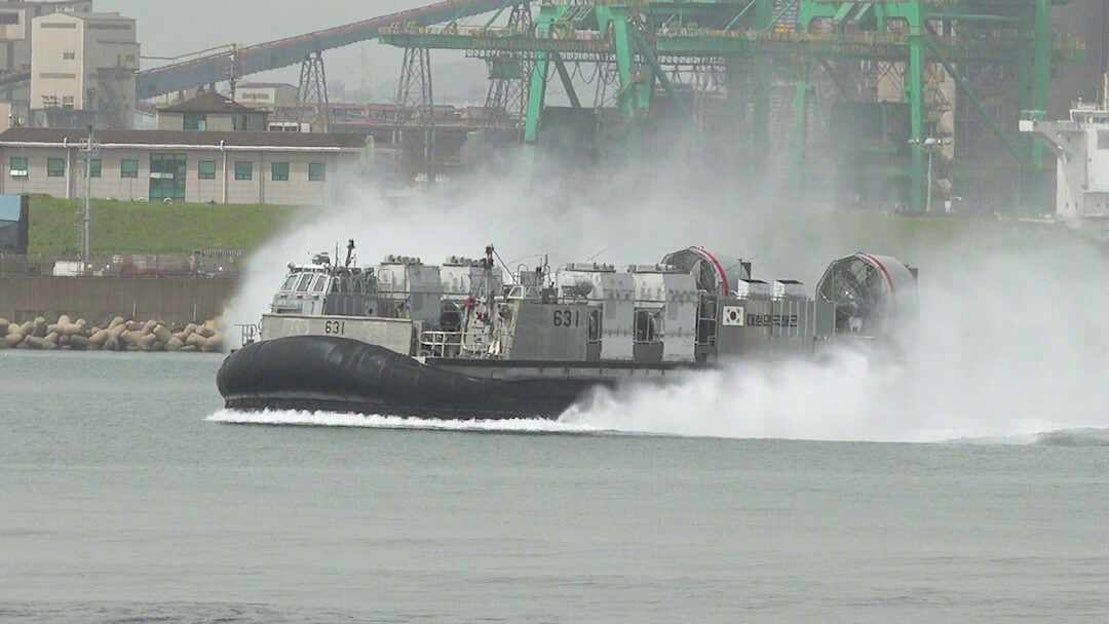 땅과 물을 넘나드는 배가 있다? 해병대 상륙훈련에 등장한 ‘LSF-II 솔개’ 고속상륙정! - 네이버 TV