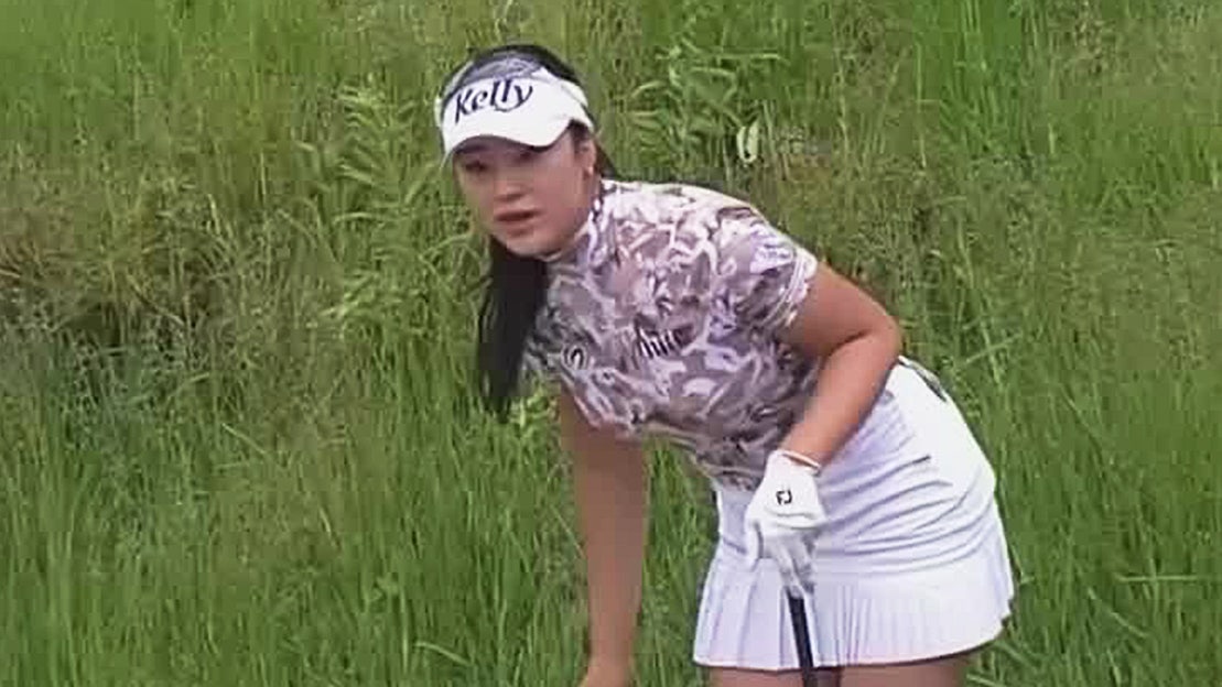 '안돼, 돌아가' 도로 턱에 맞고 돌아가는 윤이나의 샷 [Sh수협은행 MBN 여자오픈 2R] - 네이버 TV