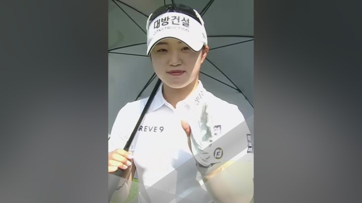 어프로치 후 수줍은 인사 [Sh수협은행 MBN 여자오픈 1R] - 네이버 TV