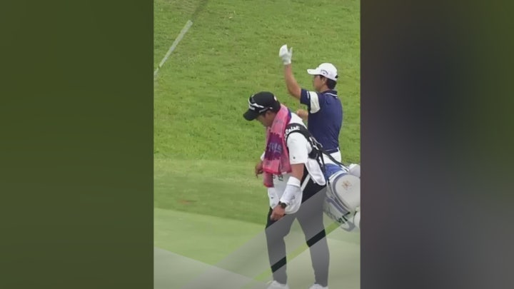 칩인 이글 성공 후 세리머니! [제67회 KPGA 선수권대회 with A-ONE CC 1R] - 네이버 TV