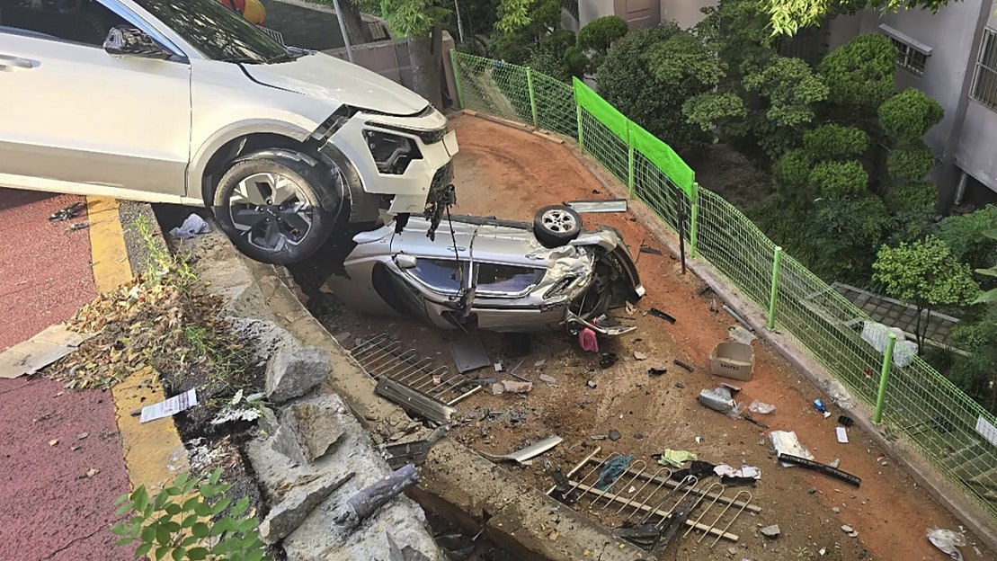 택시에 부딪힌 SUV, 5m 아래로 추락...3명 부상 - 네이버 TV