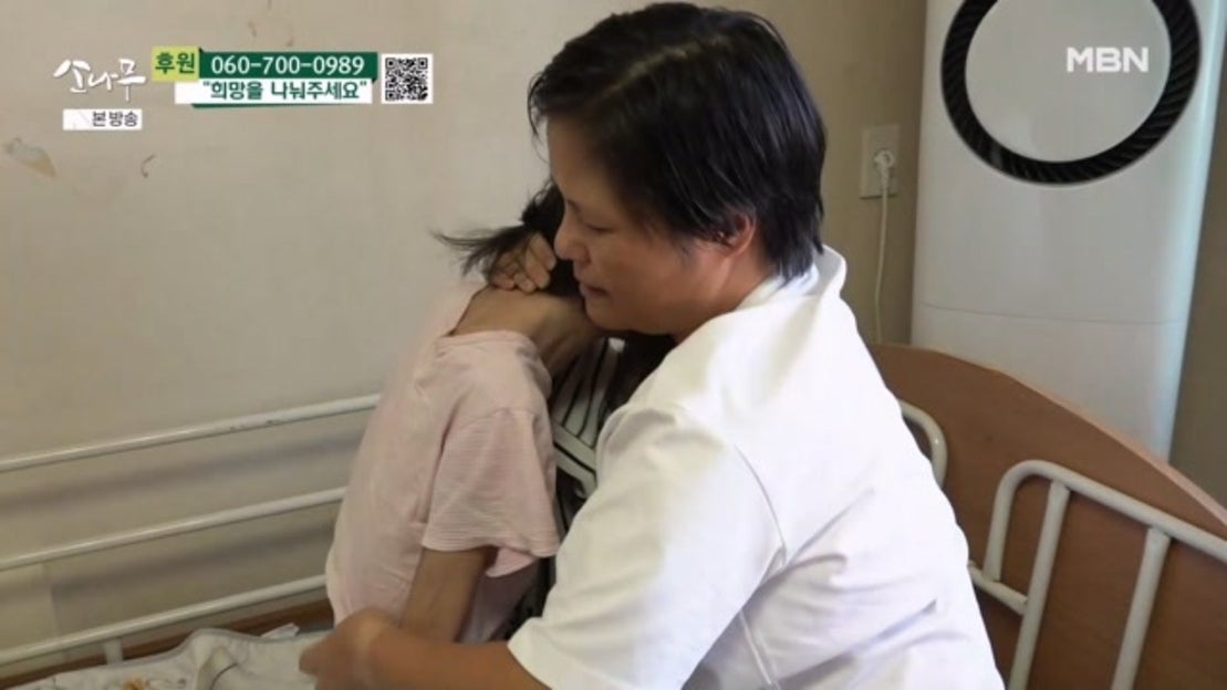 척추가 점점 휘어가는 어린 딸 MBN 241007 방송 - 네이버 TV