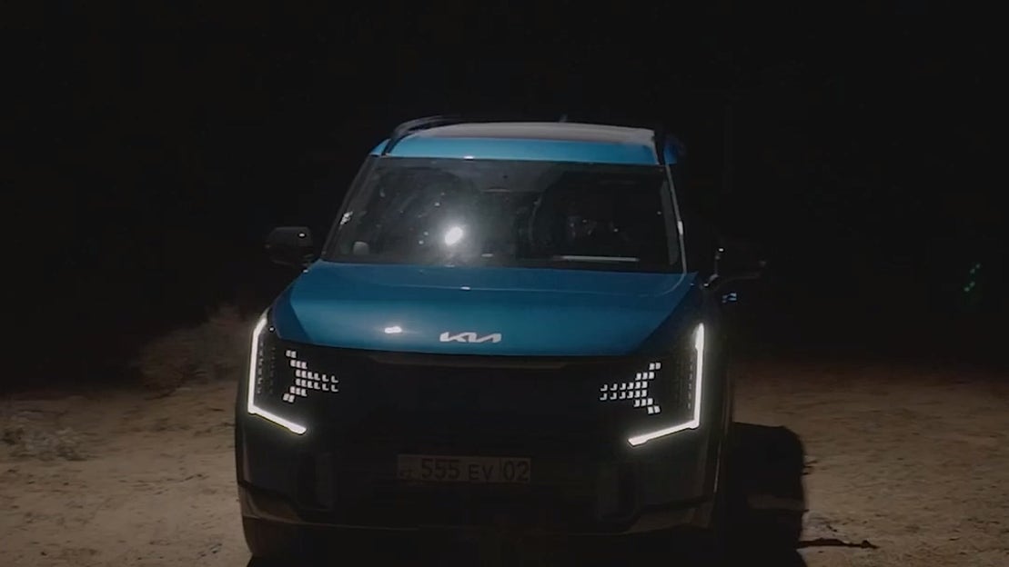 The Kia EV9 - Part 2: 암흑 속 견고한 등대 - 네이버 TV