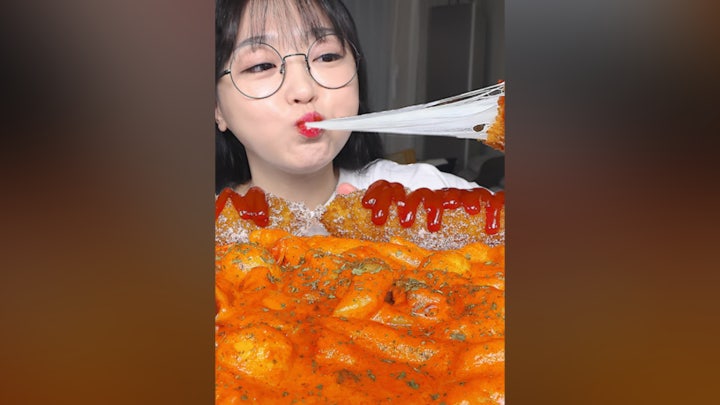 배떡 로제떡볶이 치즈핫도그 꿀조합 먹방🧡ROSE TTEOKBOKKI & CHEESE CORN DOG MUKBANG ASMR - 네이버 TV