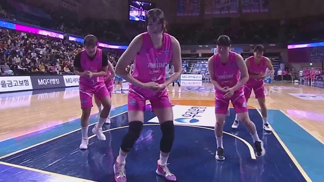 '단체 칼군무!' 멋진 댄스 세리머니를 하는 박지수와 선수들 [2023-24 WKBL올스타] - 네이버 TV