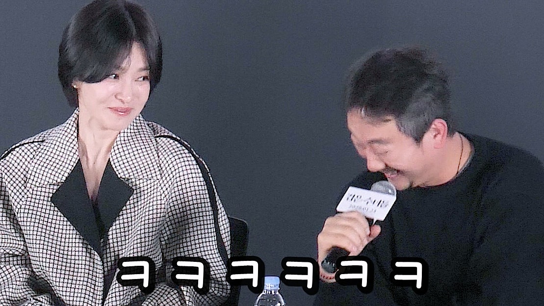 예상 못한 질문에 빵터진 송혜교, 장재현 감독(파묘), 전여빈: 영화 '검은 수녀들 GV: 250126 - 네이버 TV