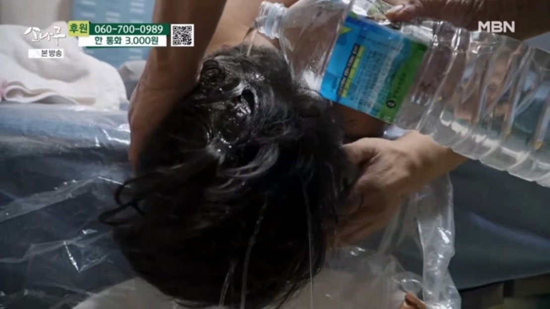 누운 아들을 씻기는 어머니 MBN 250224 방송 - 네이버 TV