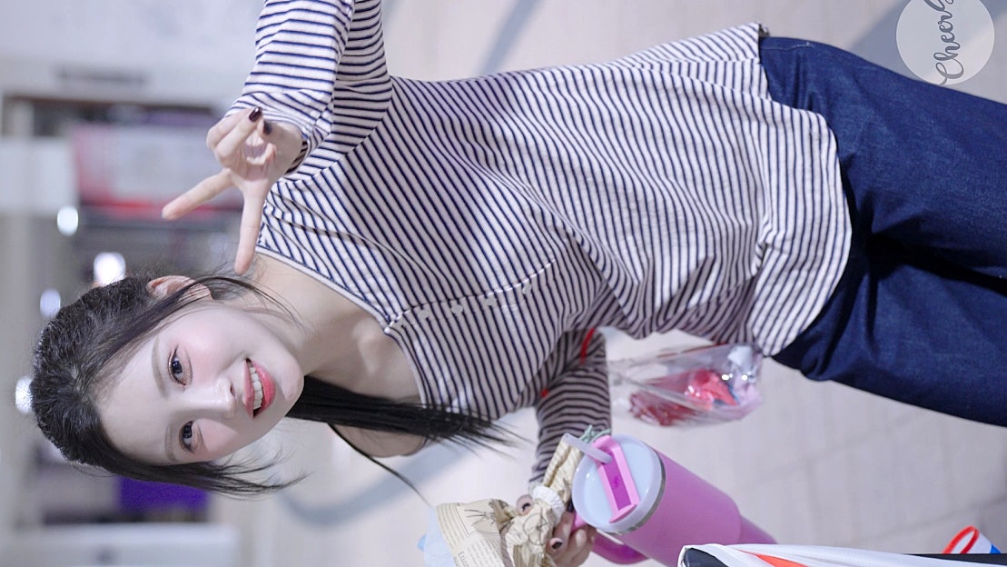 [8K] 여심폭격기의 퇴근길 김정원 치어리더 직캠 Kim Jeong-Won cheerleader fancam KT위즈 250409 - 네이버 TV