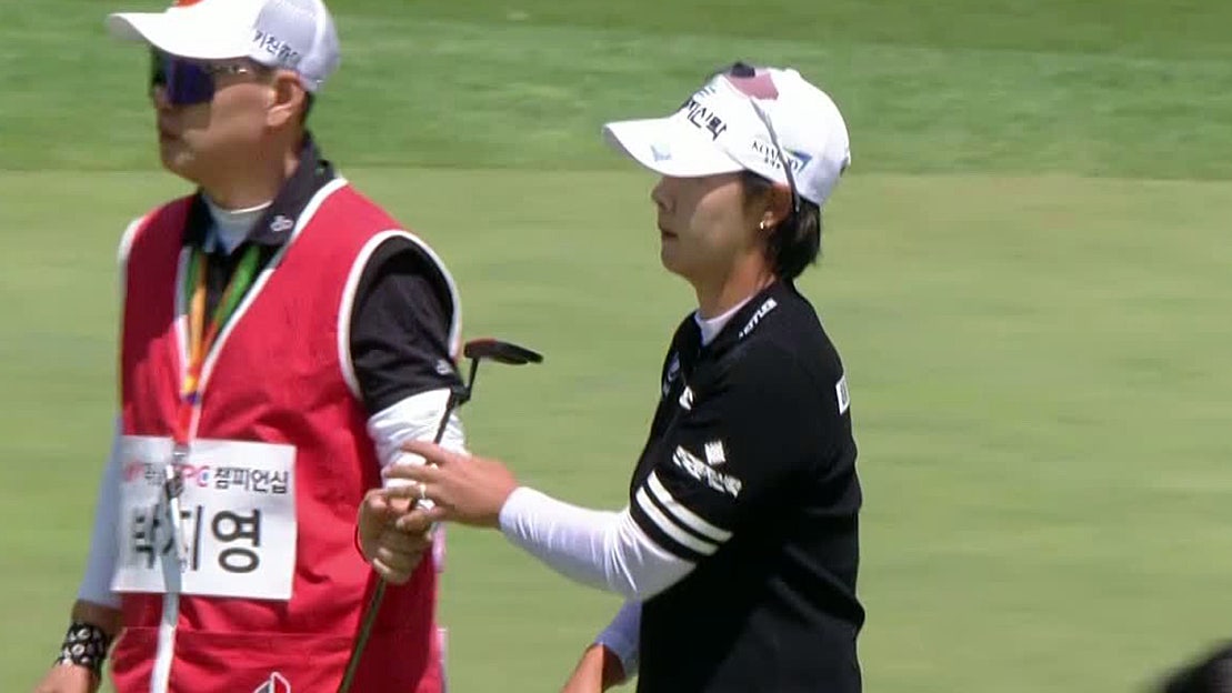 좋은 세컨드 샷으로 버디 기록하는 박지영 [덕신EPC 챔피언십 3R] - 네이버 TV