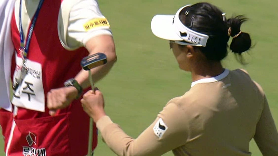 자신감 있는 스트로크로 타수 줄여나가는 김민주 [덕신EPC 챔피언십 3R] - 네이버 TV