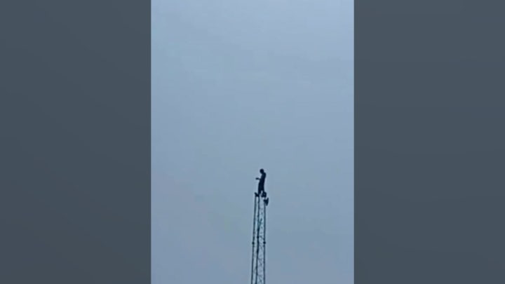 맨몸으로 24m 통신탑에 올라간 남성 - 네이버 TV