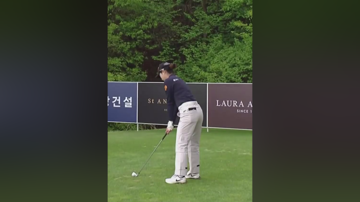 [AI클립] 3R 파3 12번홀 김우정 티샷 (크리스에프앤씨 제47회 KLPGA 챔피언십) - 네이버 TV