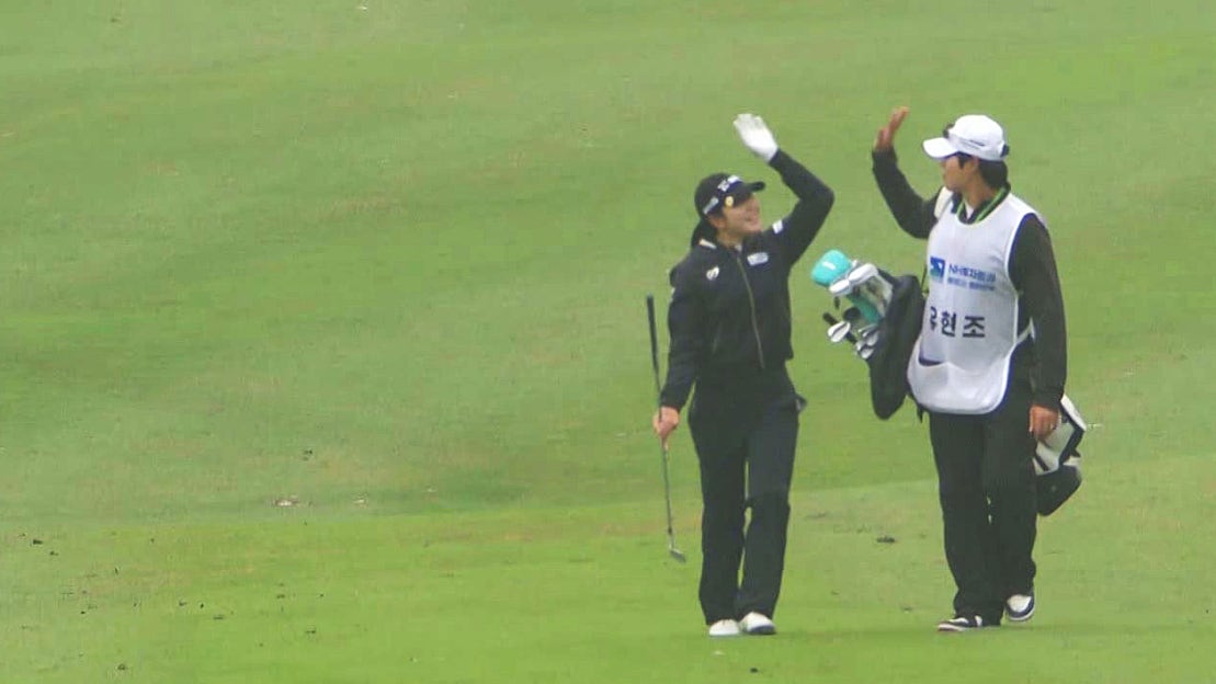 '또 이글이 나왔어요!' 사이드 스핀을 이용한 유현조 [NH투자증권 레이디스 챔피언십 2R] - 네이버 TV