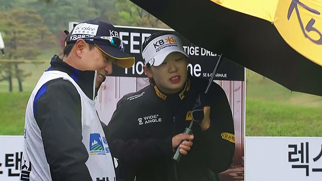 '궁금한 건 못 참아!' 앞 조 선수들을 살피는 방신실 [NH투자증권 레이디스 챔피언십 2R] - 네이버 TV