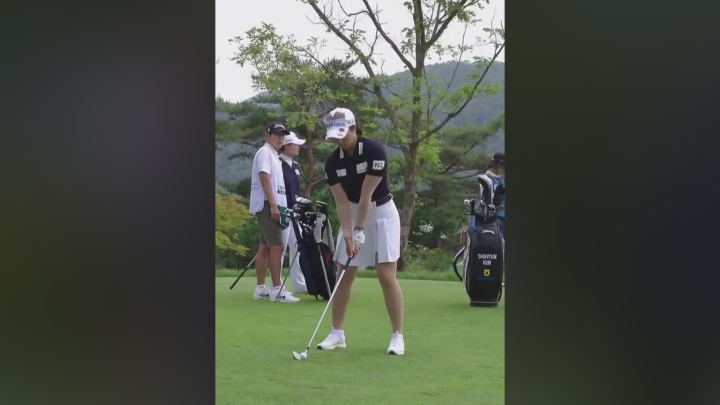 [AI클립] 3R 파3 15번홀 김시현 티샷 (2025 셀트리온 퀸즈 마스터즈) - 네이버 TV