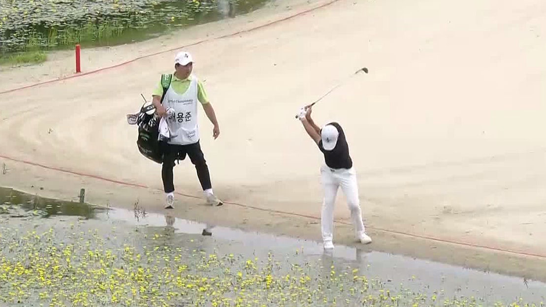 18번 홀, 물에 빠진 공으로 큰 위기를 맞는 배용준 [제68회 KPGA 선수권대회 with A-ONE CC 2R] - 네이버 TV