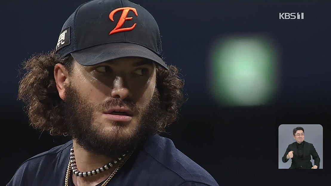 최고 158km/h 강속구에 맨손 수비까지…폰세의 포효 - 네이버 TV